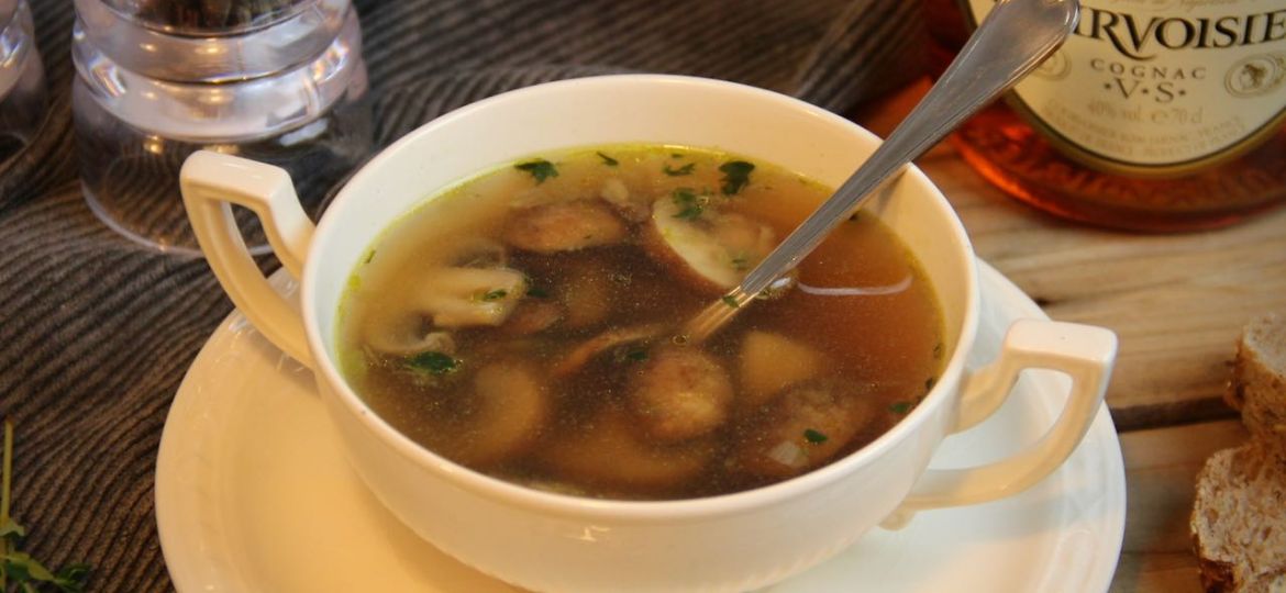 Heldere champignonsoep met knoflook en tijm recept | Eetman